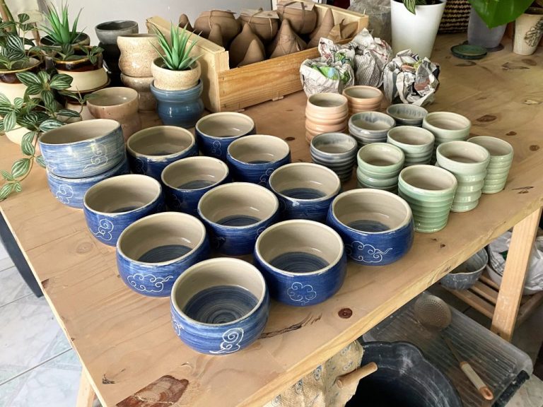 Stéphanie Verger, céramiste, (51) crée l'atelier Autour de la Terre